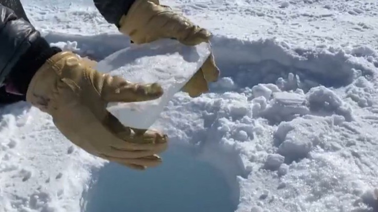 Een vallend ijsblok maakt dit heerlijke geluid | KIJK Magazine